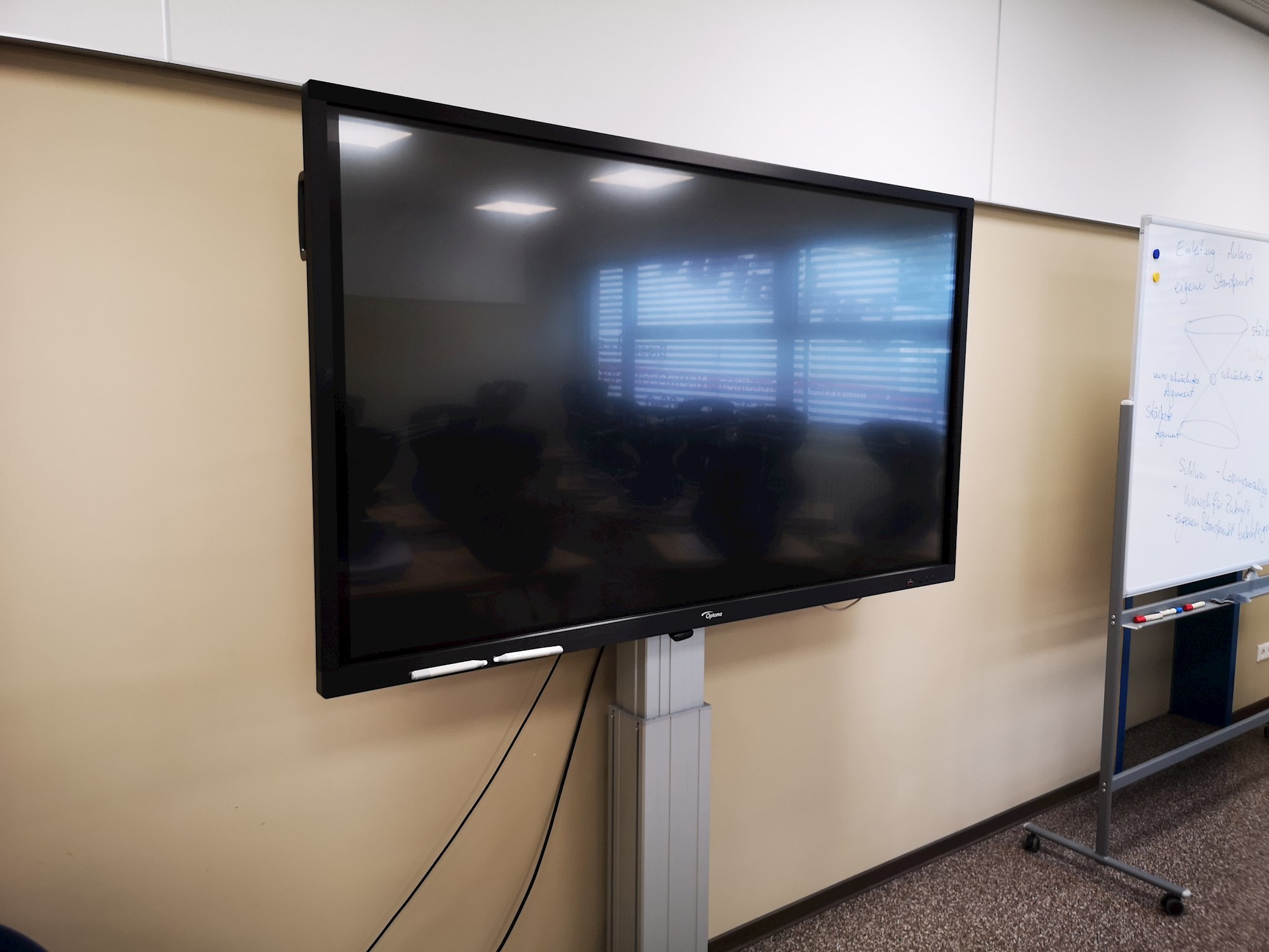 Optoma: DLP projectors, LED displays, IFPDs, projector screens